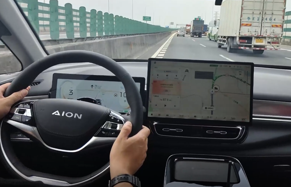 这款纯电SUV，轴距达2830mm，五分钟能充207公里，续航超700公里_汽场买车