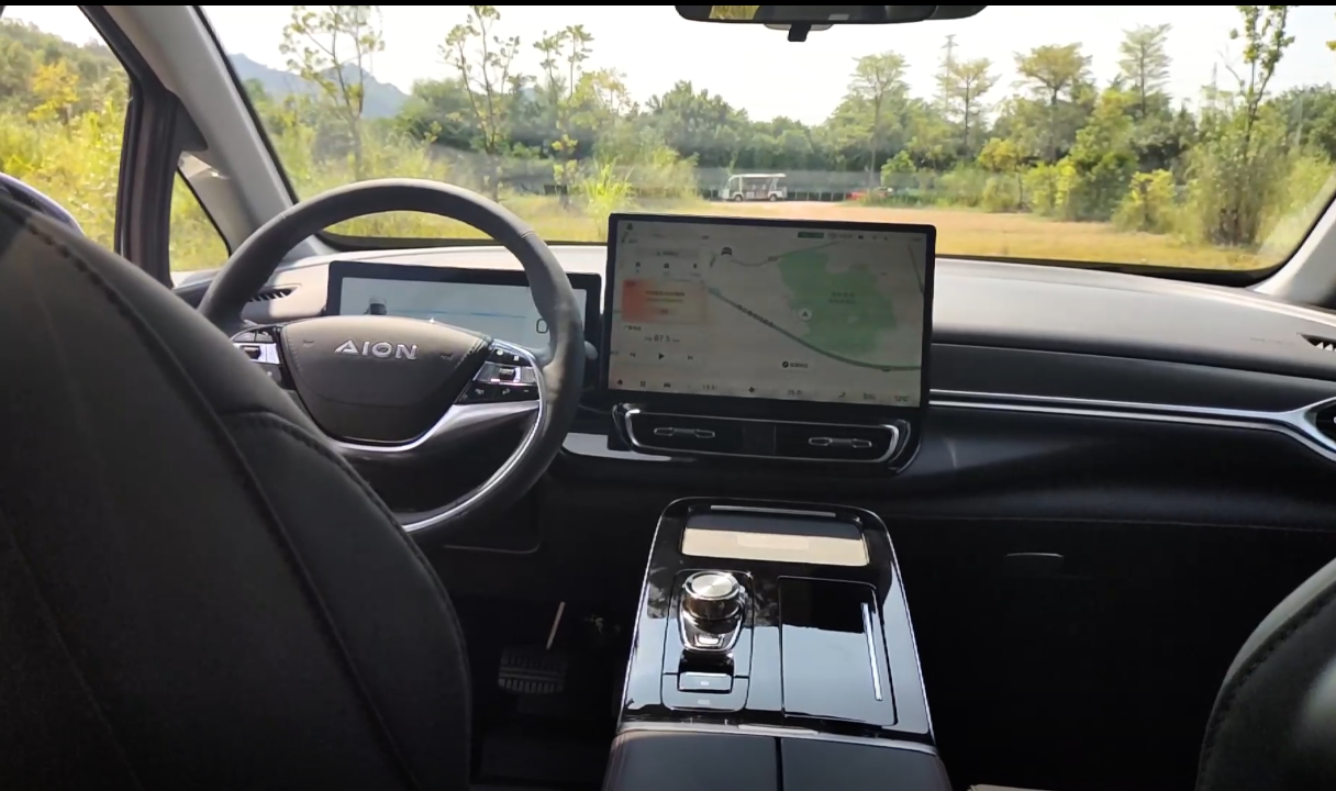 这款纯电SUV，轴距达2830mm，五分钟能充207公里，续航超700公里_汽场买车