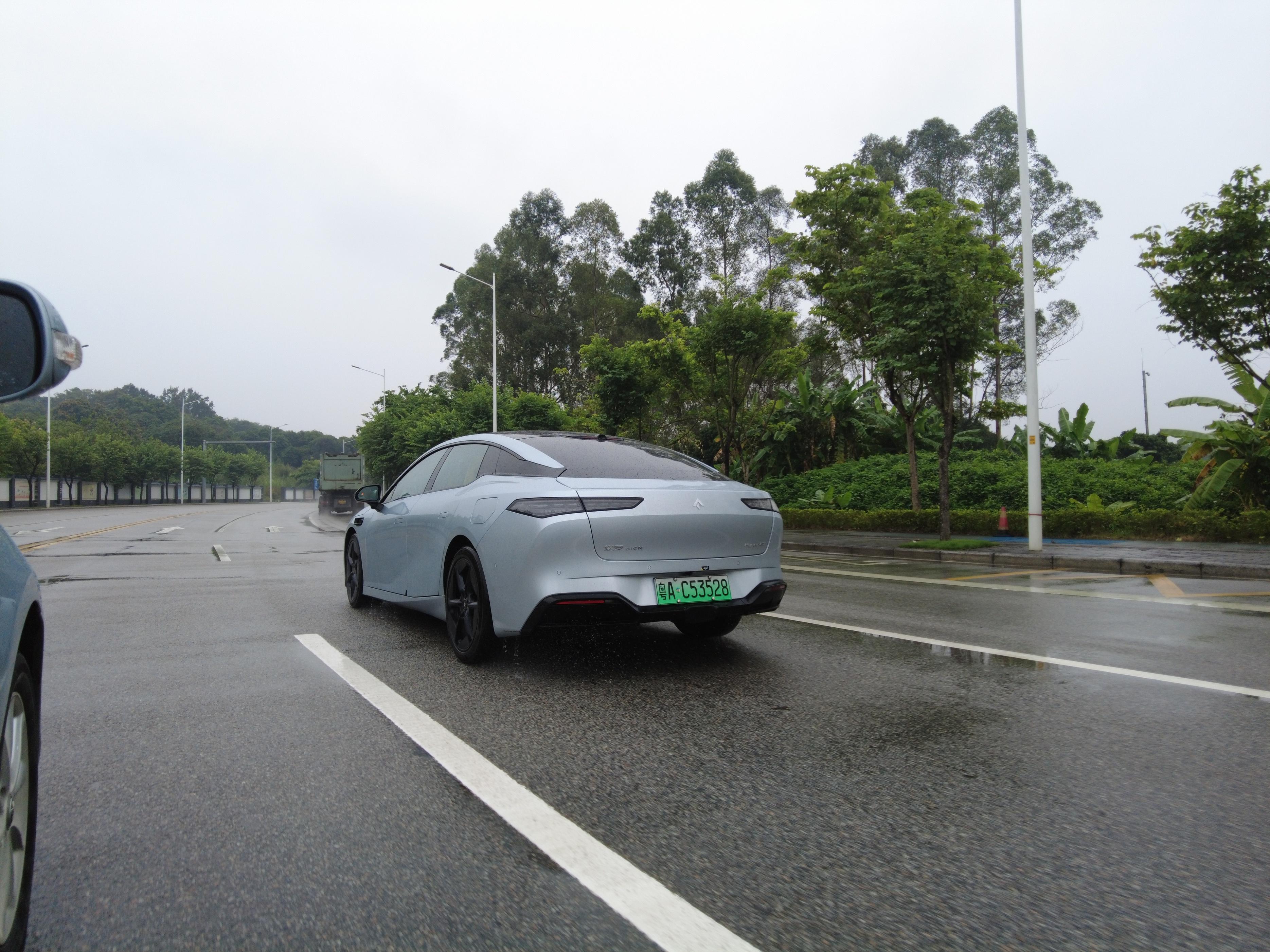 昊铂GT：驾控比预期强，800V超充最爽，旋翼门有提升空间_汽场买车