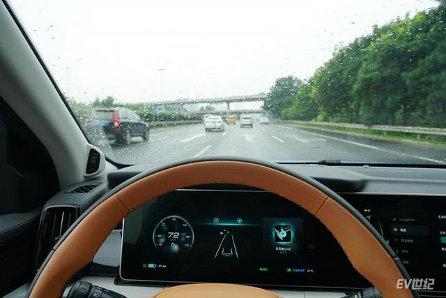 体验威马W6：20万级纯电SUV都“聪明”成这样了？_汽场买车